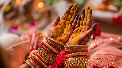 Pandharpur: 14 वर्षांच्या पोरीच्या अंगाला लावली हळद, इवलासा जीव ...