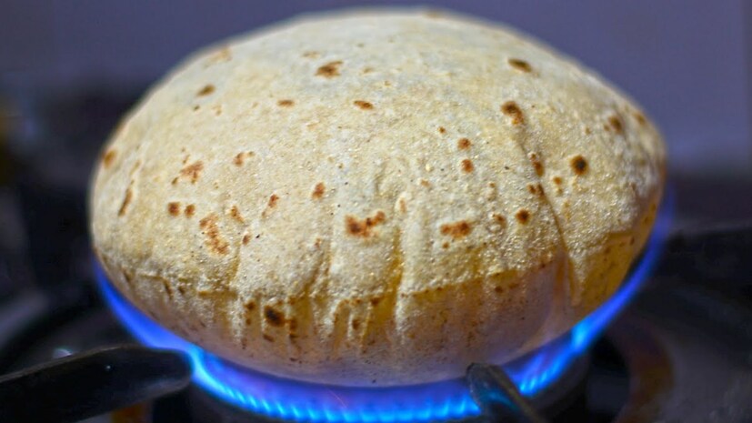 Chapati : पोळ्या तासाभरात कडक पडतात? तुमचं पीठ मळण्याची पद्धत आहे ...