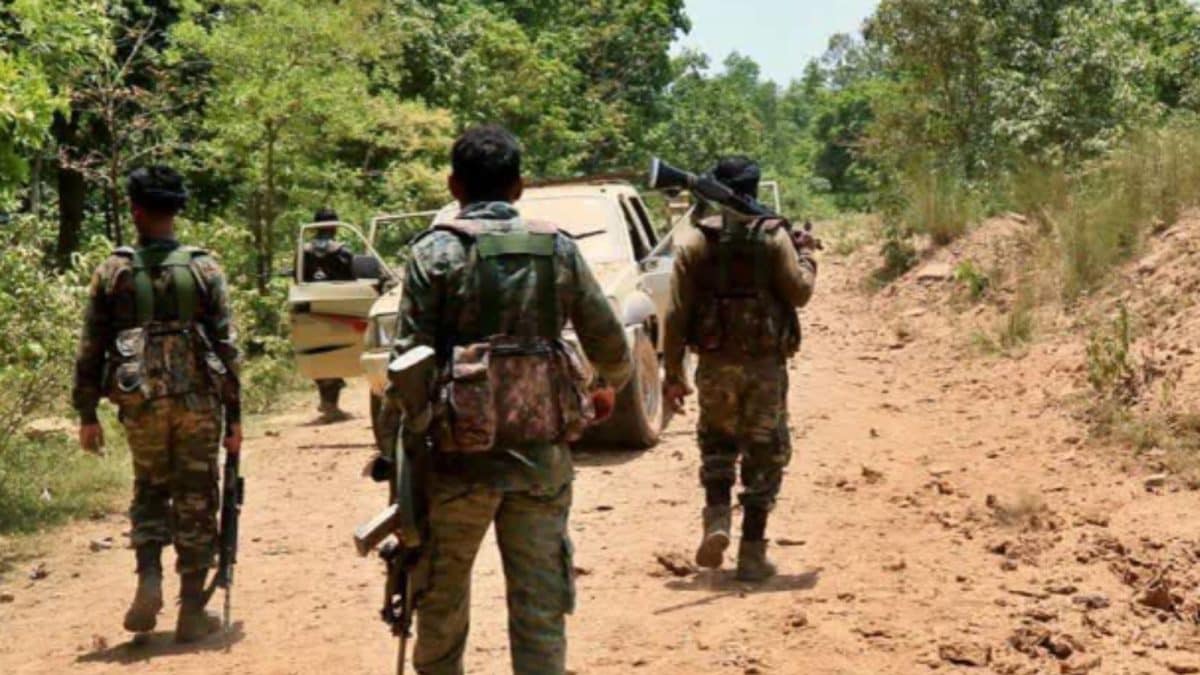 छत्तीसगडमध्ये नक्षलवाद्यांचा भ्याड हल्ला, IED स्फोटात पोलीस निरीक्षकासह ...