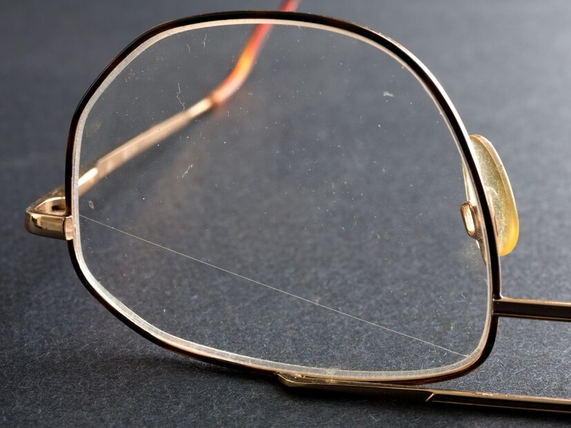 Eyeglass cleaning : नवीन चष्मा न घेता, काही मिनिटांत घालवा चष्म्यावरील ...