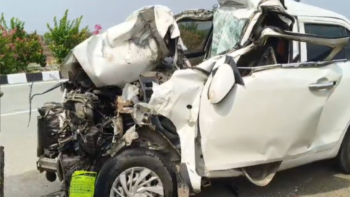 रुग्णालयात नातेवाईकाला भेटून येताना कारचा भीषण अपघात, हिंगोलीत दोघांचा ...