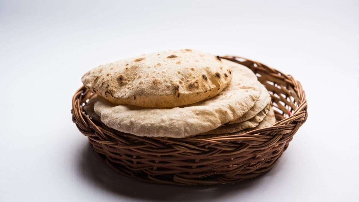 Chapati : पोळ्या तासाभरात कडक पडतात? तुमचं पीठ मळण्याची पद्धत आहे ...