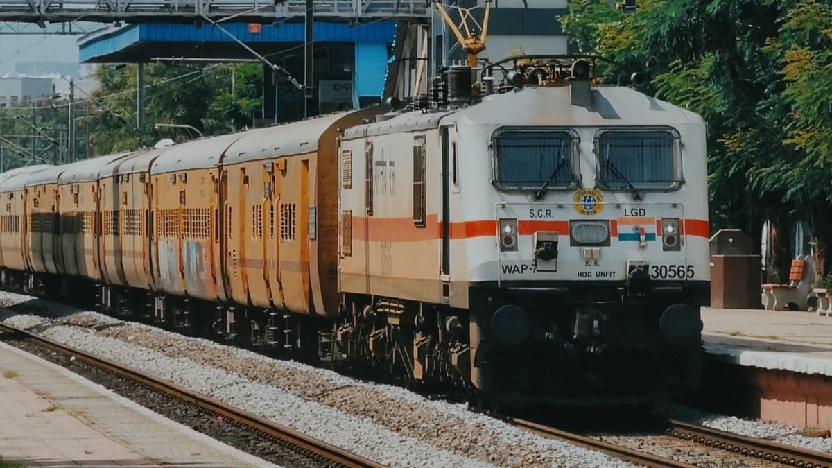 Indian Railway : ट्रेनमध्ये सर्व प्रवासी झोपलेले असताना इंजिन ...