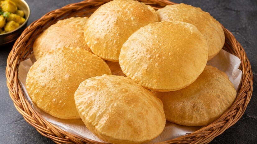 Poori Tips : हॉटेलसारख्या फुगलेल्या आणि कुरकुरीत पुरी घरी बनत नाहीत? मग ...