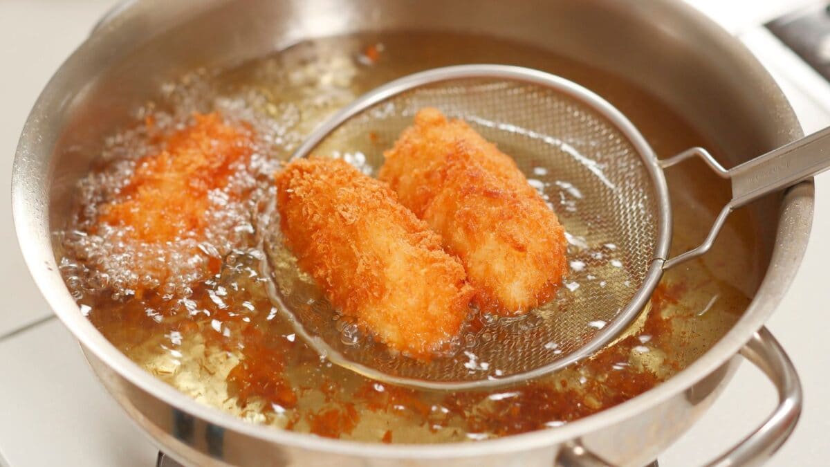 Cooking Oil : पदार्थ तळल्यानंतर तेल कचर्‍यात टाकता? मग तुम्ही करताय ...
