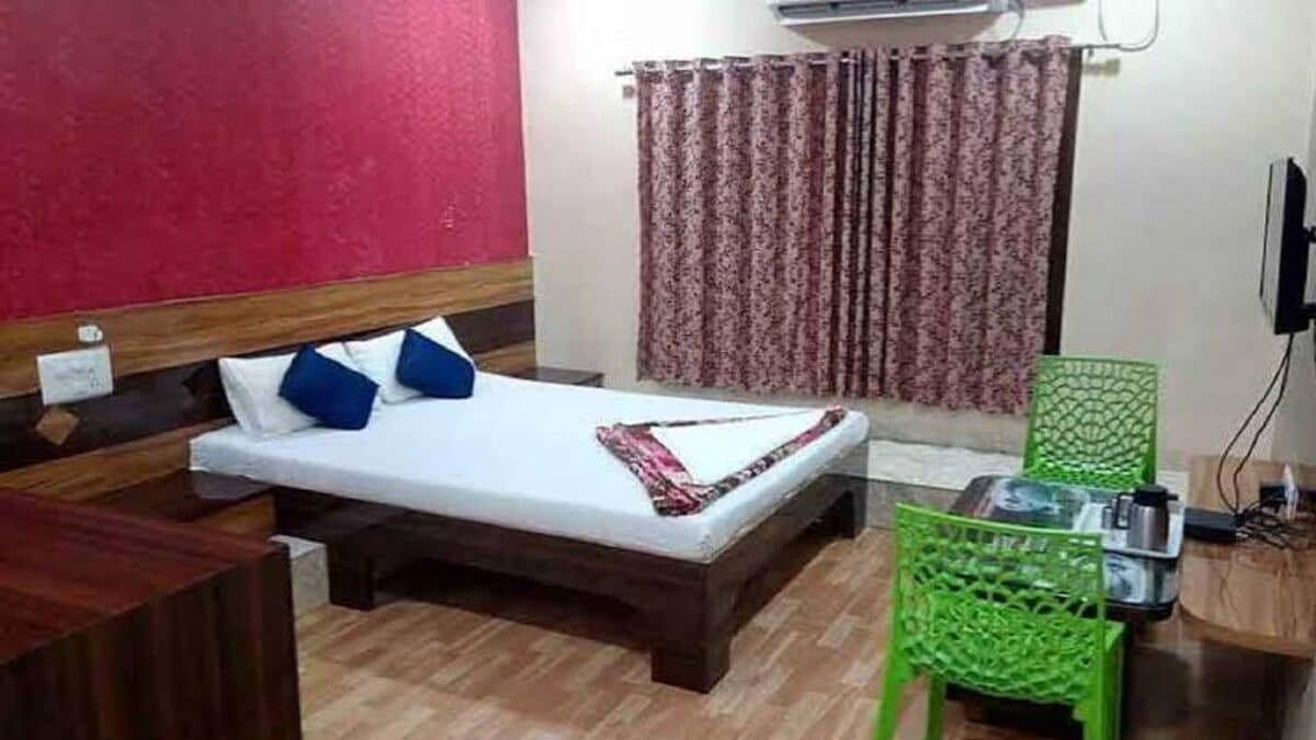 ट्रेन लेट झालीये? मग IRCTC अ‍ॅपवरुन स्टेशनवरच स्वस्तात बुक करा AC ...