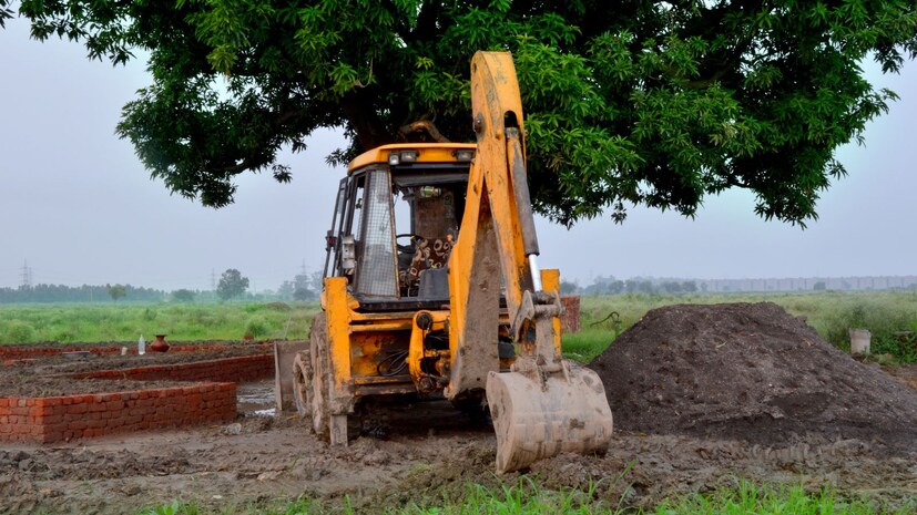 JCB चा फुल फॉर्म काय आहे? ही मशीन नेहमी पिवळ्याच रंगाची का असते, कारण ...