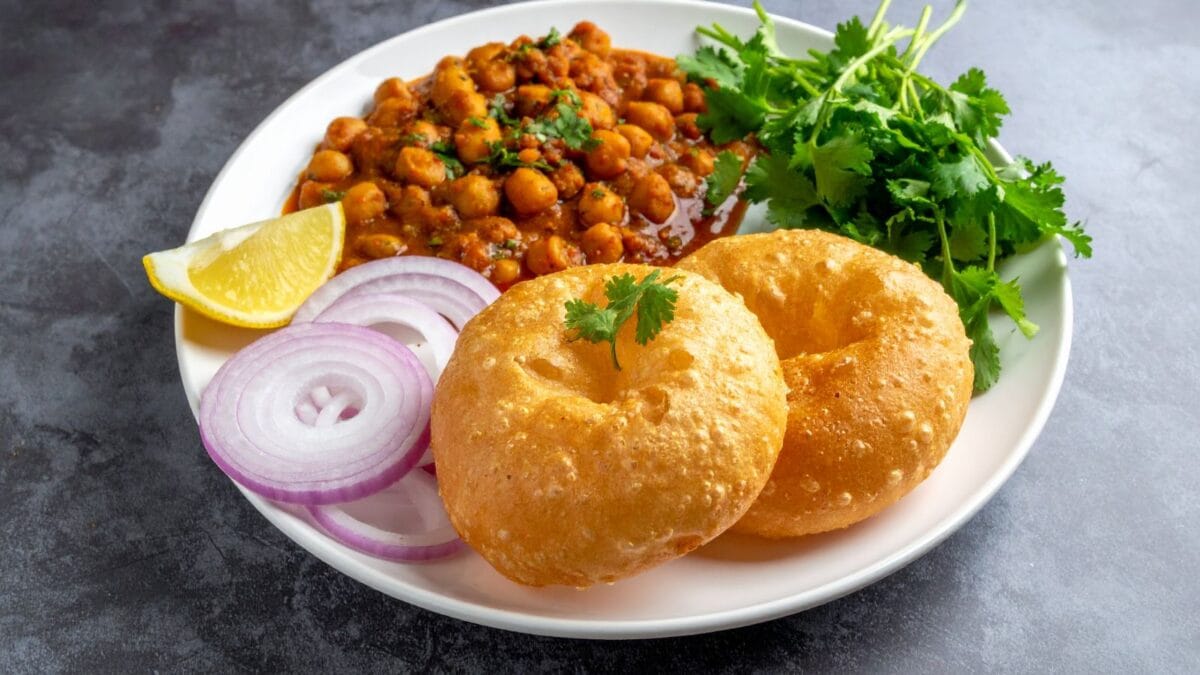 Poori Tips : हॉटेलसारख्या फुगलेल्या आणि कुरकुरीत पुरी घरी बनत नाहीत? मग ...