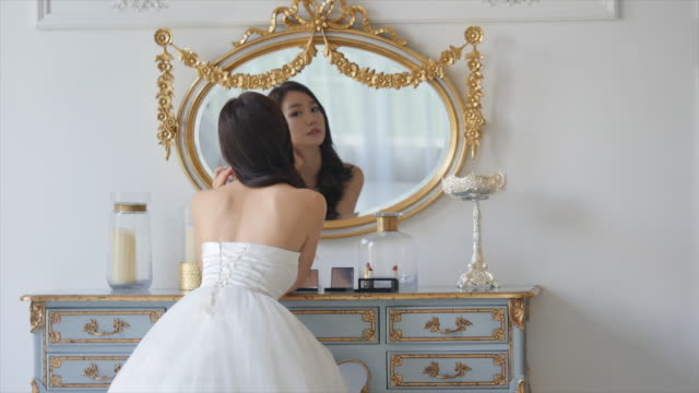 ଦାମ୍ପତ୍ୟ ଜୀବନରେ ସବୁବେଳେ ଲାଗି ରହିବ ଅଶାନ୍ତି! ଏଠି ରଖିଲେ ଡ୍ରେସିଂ ଟେବଲ.. know the correct dressing ...