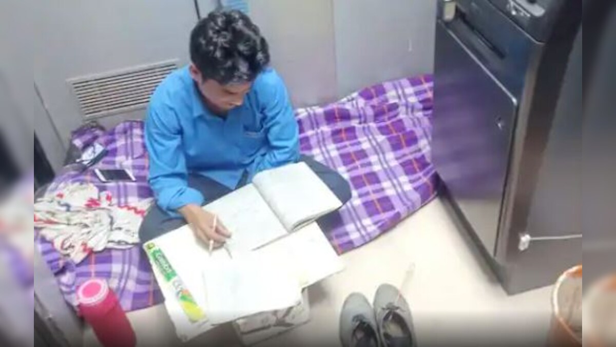 ATM ਮਸ਼ੀਨ ਦੇ ਨੇੜੇ ਜ਼ਮੀਨ 'ਤੇ ਬੈਠ ਕੇ ਪੜਾਈ ਕਰਦੇ ਸੁਰੱਖਿਆ ਗਾਰਡ ਦੀ ਤਸਵੀਰ ਹੋਈ ...