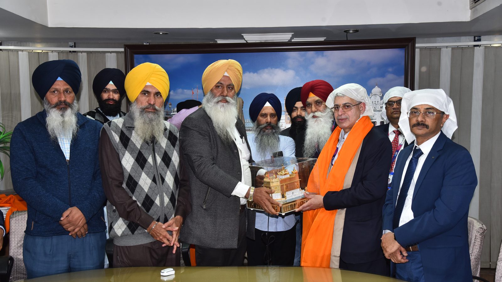 State Bank of India presents Palki Sahib bus at Sri Darbar Sahib:NS ...