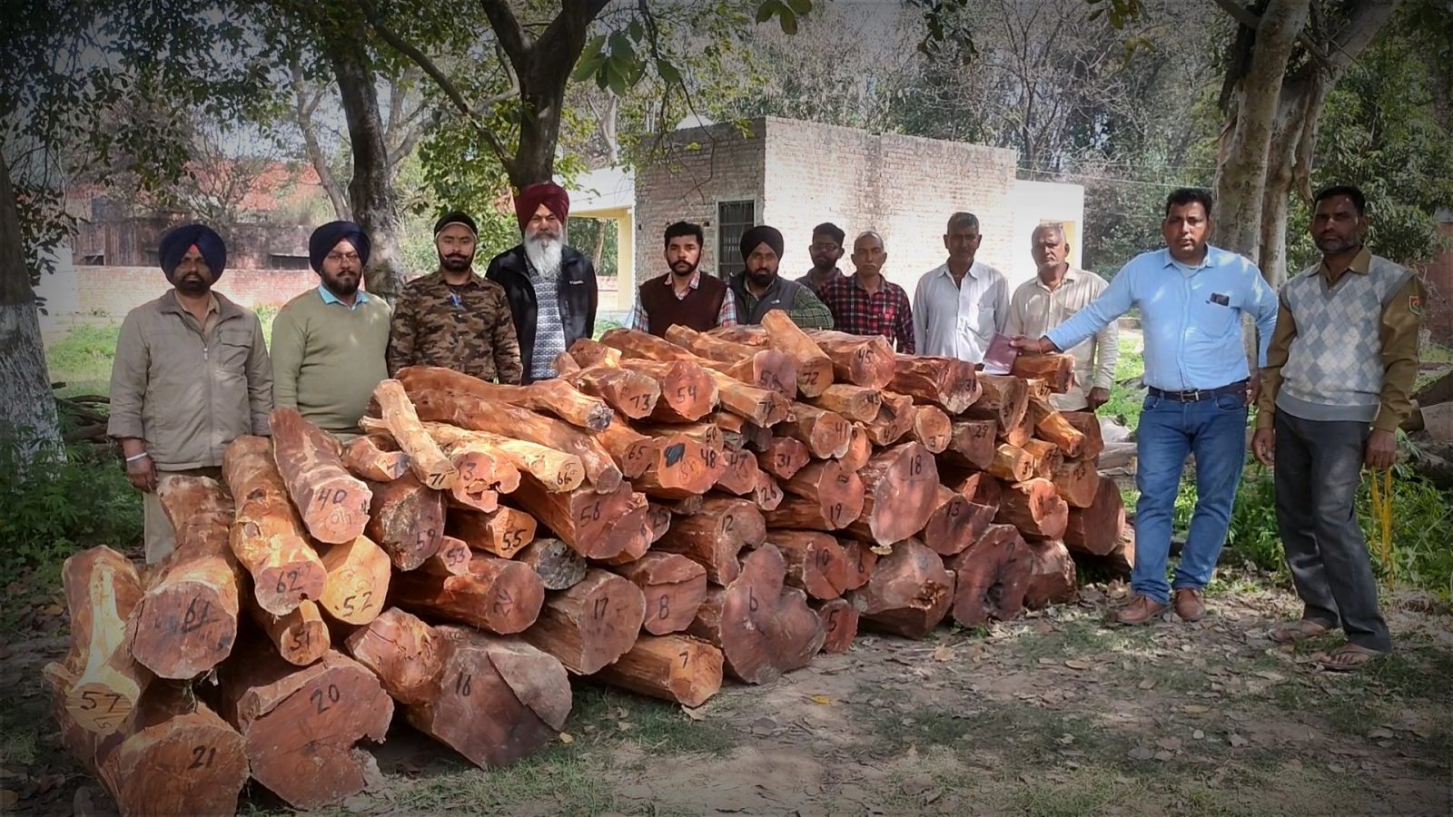 ਰੂਪਨਗਰ: ਜੰਗਲਾਤ ਵਿਭਾਗ ਵੱਲੋਂ ਖੈਰ ਦੀ ਲੱਕੜ ਨਾਲ ਭਰਿਆ ਟਰੱਕ ਕਾਬੂ Rupnagar ...