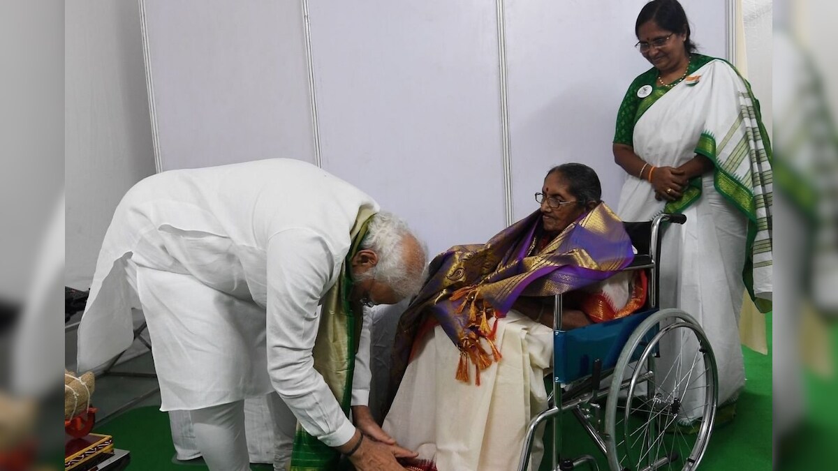 PM ਮੋਦੀ ਨੇ ਆਂਧਰਾ ਪ੍ਰਦੇਸ਼ 'ਚ 90 ਸਾਲਾ ਬਜ਼ੁਰਗ ਔਰਤ ਦੇ ਪੈਰ ਛੂਹ ਕੇ ਲਿਆ ...