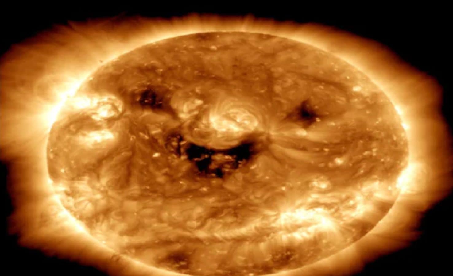 nasa capture image of smiling sun NASA ਨੇ 'ਮੁਸਕਰਾਉਂਦੇ' ਸੂਰਜ ਦੀ ਫੋਟੋ ਸ਼ੇਅਰ ਕੀਤੀ, ਦੇਖੋ ਇਹ ਖੂਬਸੂਰਤ ...