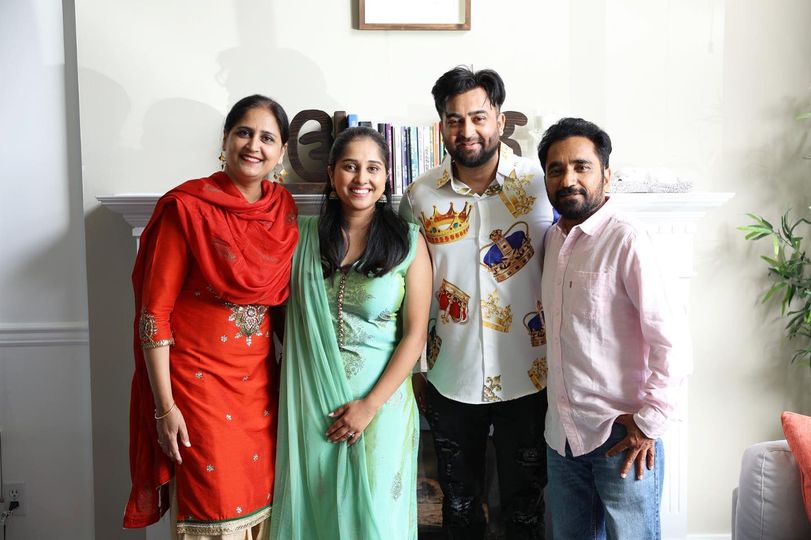 ਆਪਣੇ ਹੋਣ ਵਾਲੇ ਲਾੜੇ ਦੇ ਨਾਲ ਤਸਵੀਰਾਂ ਕਲਿੱਕ ਕਰਵਾਉਂਦੀ ਨਜ਼ਰ ਆਈ ਸੀਰਤ ਰਾਣਾ ...