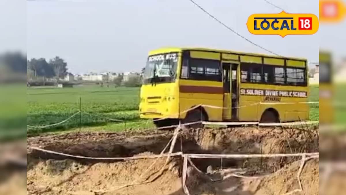 school bus stuck in the mud due to rain, the villagers struggled to get ...