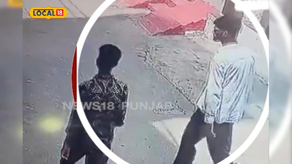 ਦਿਨ-ਦਿਹਾੜੇ ਗਲੀ 'ਚ ਖੜ੍ਹੀ ਬਾਈਕ ਕੀਤੀ ਚੋਰੀ, CCTV ਕੈਮਰੇ 'ਚ ਕੈਦ ਹੋਈ ਘਟਨਾ bike ...