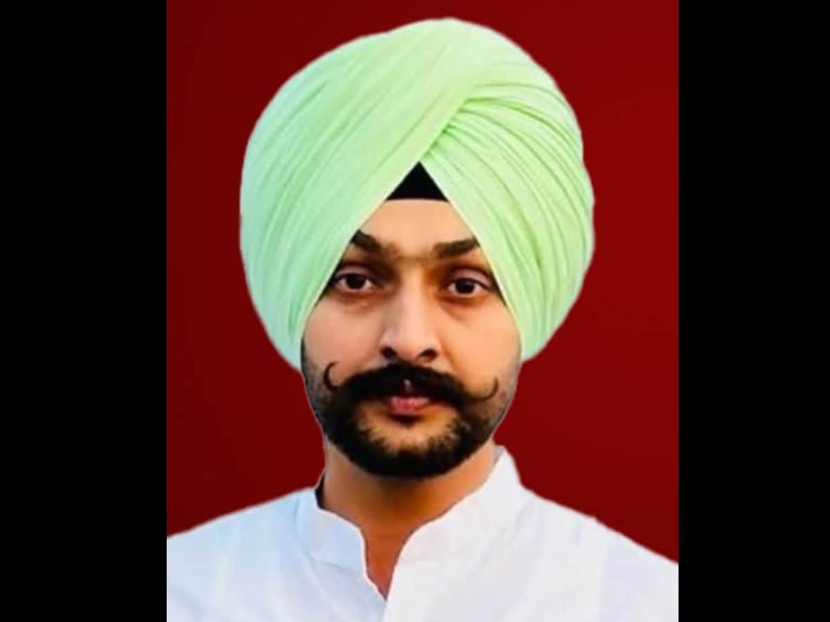 ਪੁਲਿਸ ਵੱਲੋਂ ਪੰਜਾਬ ਦਾ ਨਾਮੀ ਗਾਇਕ ਗ੍ਰਿਫਤਾਰ, ਹਥਿਆਰ ਲਹਿਰਾਉਣ ਦੇ ਦੋਸ਼ ਵਿਚ ਕਾਰਵਾਈ Singer and lyricist ...