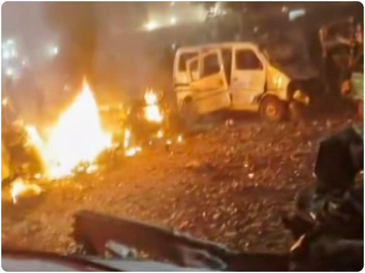 ਲਾਲ ਕਿਲ੍ਹੇ ਦੇ ਨੇੜੇ ਧਮਾਕੇ ਦਾ ਭਿਆਨਕ ਨਜ਼ਾਰਾ, ਸੜਦੀਆਂ ਕਾਰਾਂ ਵਿੱਚੋਂ ਅੱਗ ਦੀਆਂ ...