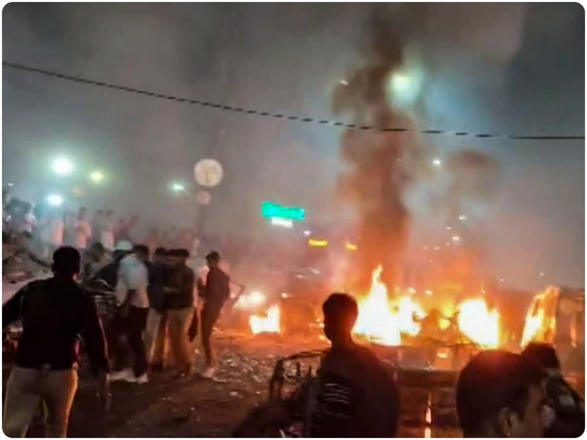 ਲਾਲ ਕਿਲ੍ਹੇ ਦੇ ਨੇੜੇ ਧਮਾਕੇ ਦਾ ਭਿਆਨਕ ਨਜ਼ਾਰਾ, ਸੜਦੀਆਂ ਕਾਰਾਂ ਵਿੱਚੋਂ ਅੱਗ ਦੀਆਂ ...