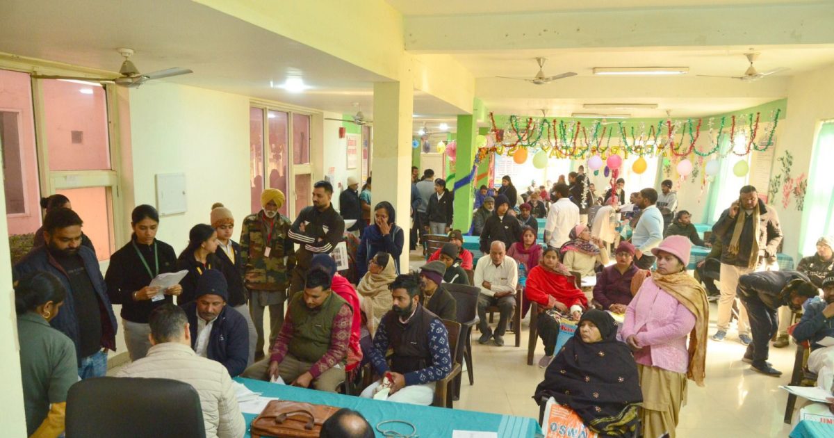 Dera Sirsa helps the needy under the Self-reliant, Safe campaign, see ...