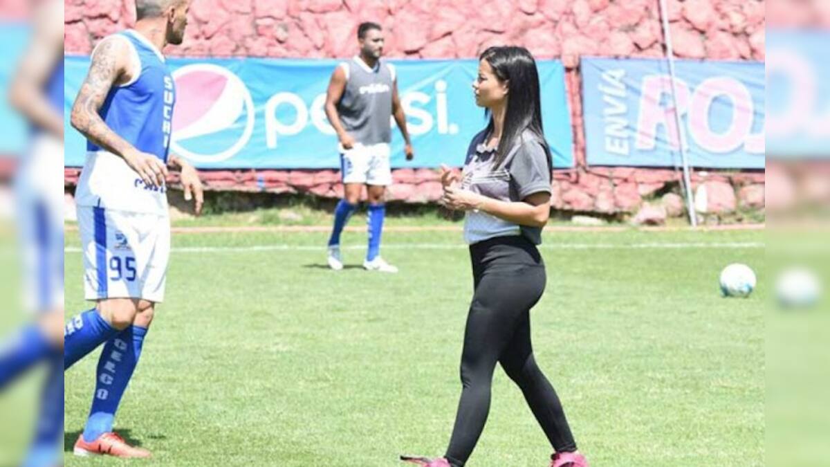 মাঠে এই তরুণীকে দেখতে রোজ হুমড়ি খেয়ে পড়ছে জনতা ! কে ইনি