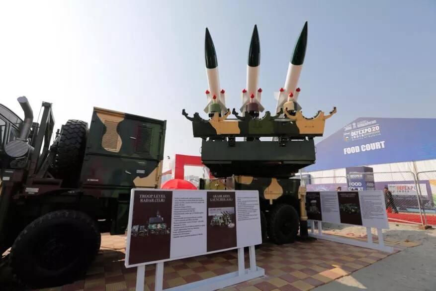 Defense Expo 2020: এবার মোদির হাতে উঠল বন্দুক! – News18 বাংলা