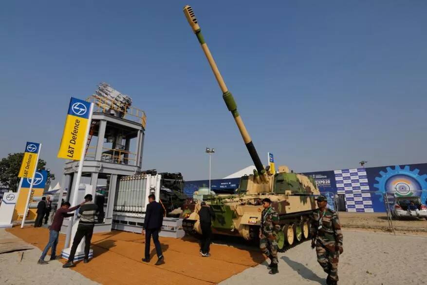 Defense Expo 2020: এবার মোদির হাতে উঠল বন্দুক! – News18 বাংলা