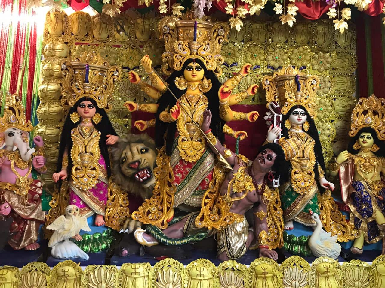 রাত পোহালেই দেবীর বোধন, করোনা আবহেই শুরু হয়ে গেল শীল লেনের দাস বাড়ির ...