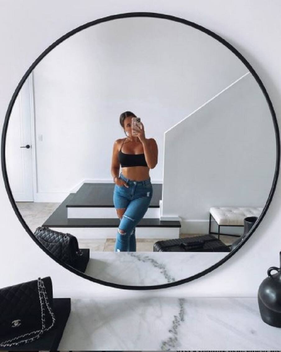 ‘আপনার পরণের ক্রপটপটি ছোট্ট, একটা জ্যাকেট পরে নিন’ মডেলকে পরামর্শ ...