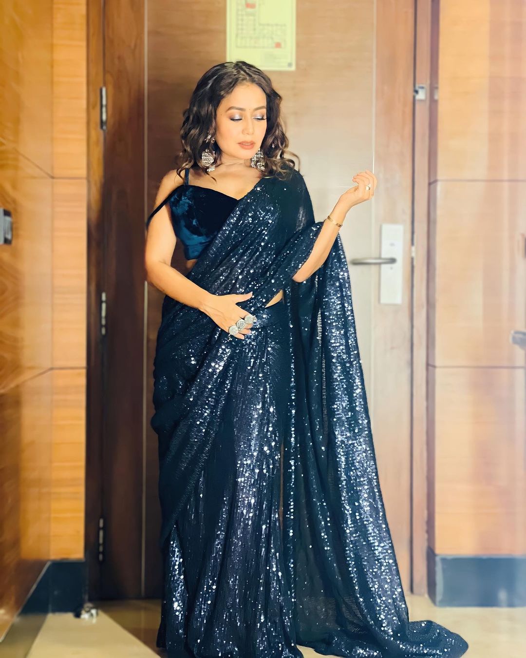 নেহা কক্কর অন্যতম বলিউডের হট সেলিব্রিটি বহু তারকার মাঝেও তাঁর হটনেস রিয়া সেন ও রাইমা সেন