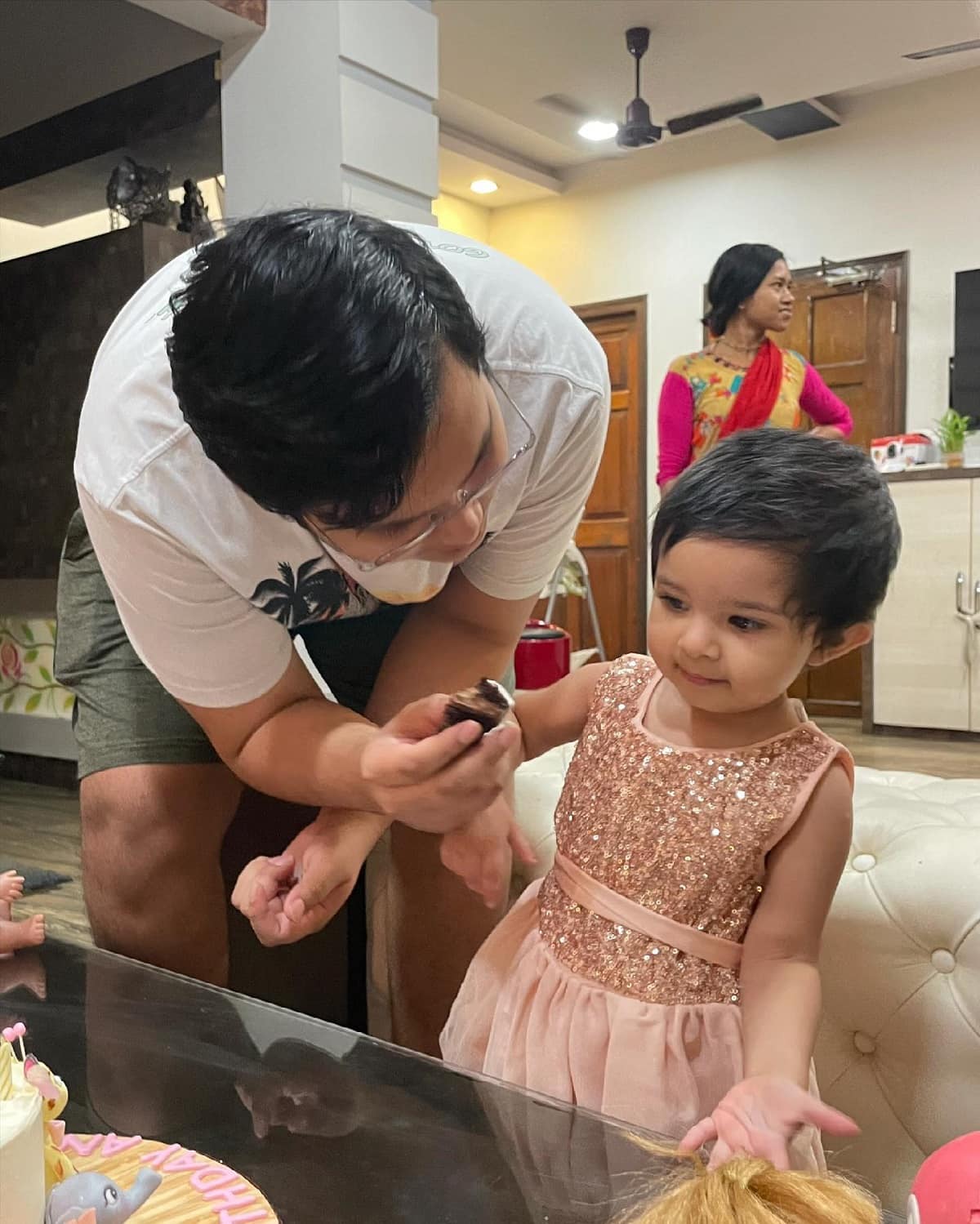 মেয়ে কিয়ার ২ বছরের জন্মদিন যেভাবে পালন করলেন অভিনেত্রী কনীনিকা, রইল ...