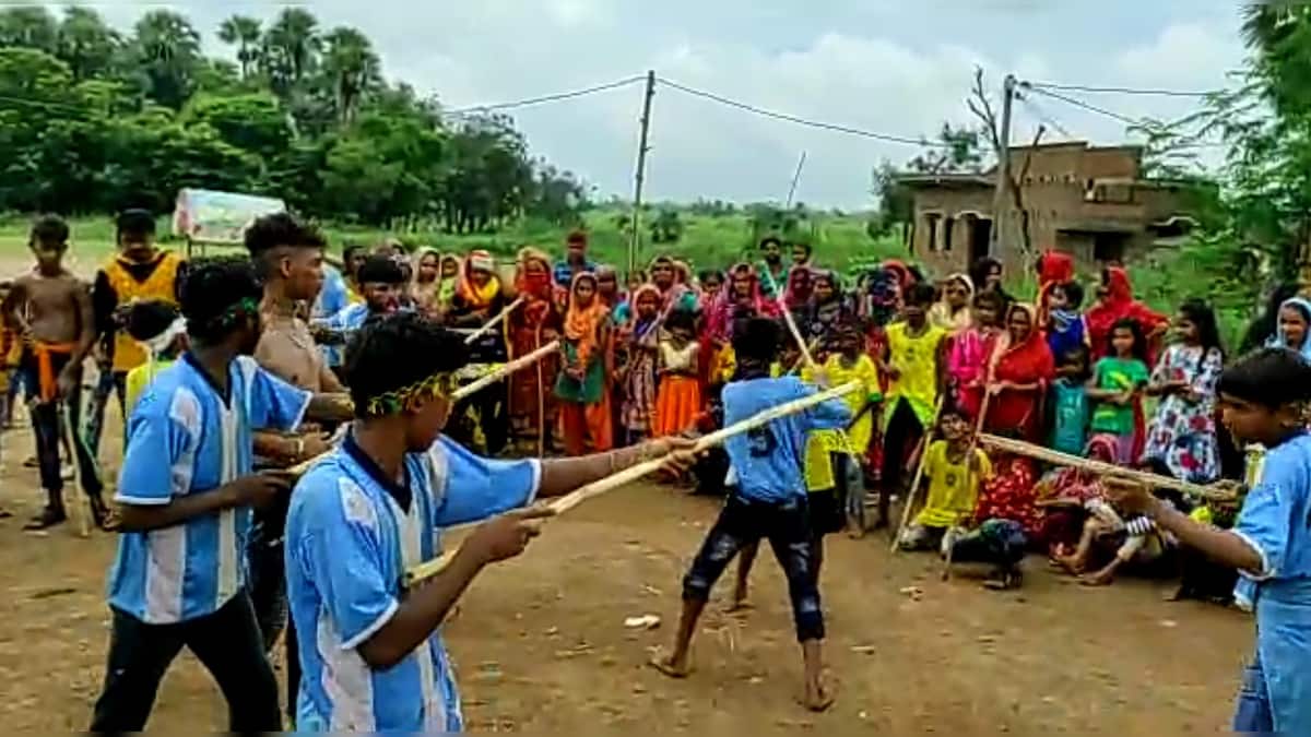 করোনা বিধি মেনে মহরমের লাঠি খেলা | - News18 Bengali