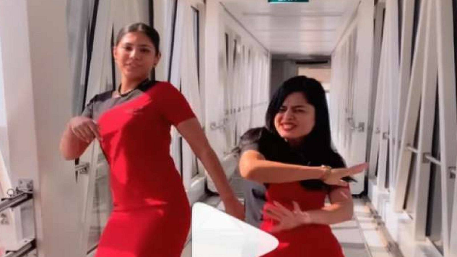 SpiceJet air hostess dances on passenger bridge: পাঞ্জাবি গানে ...