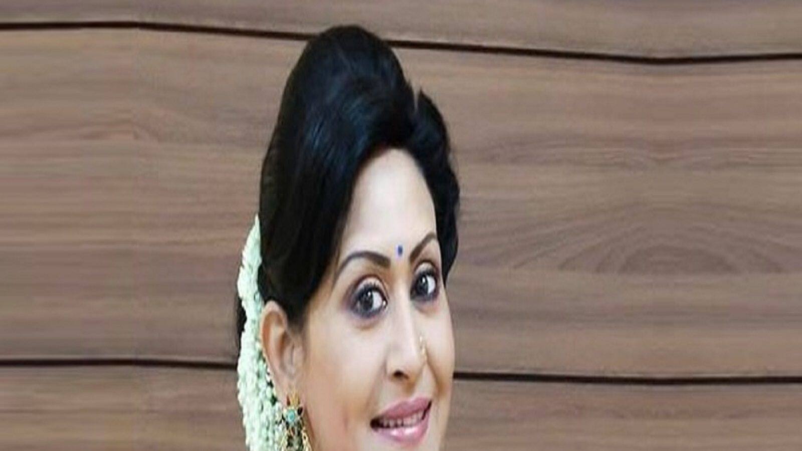 Indrani Haldar: রবীন্দ্রসঙ্গীত বলে ‘ধন ধান্য পুষ্পে ভরা’ গেয়ে উঠলেন ...