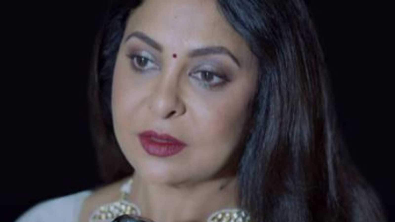 Shefali Shah : ১৭ বছর পর স্বামী বিপুল শাহের সঙ্গে পুনরায় এক সেটে ...