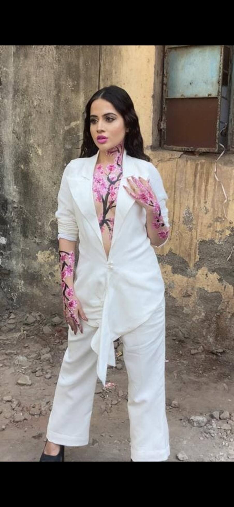 Urfi javed body paint photos viral on social media উন্মুক্ত শরীর ঢাকা ...