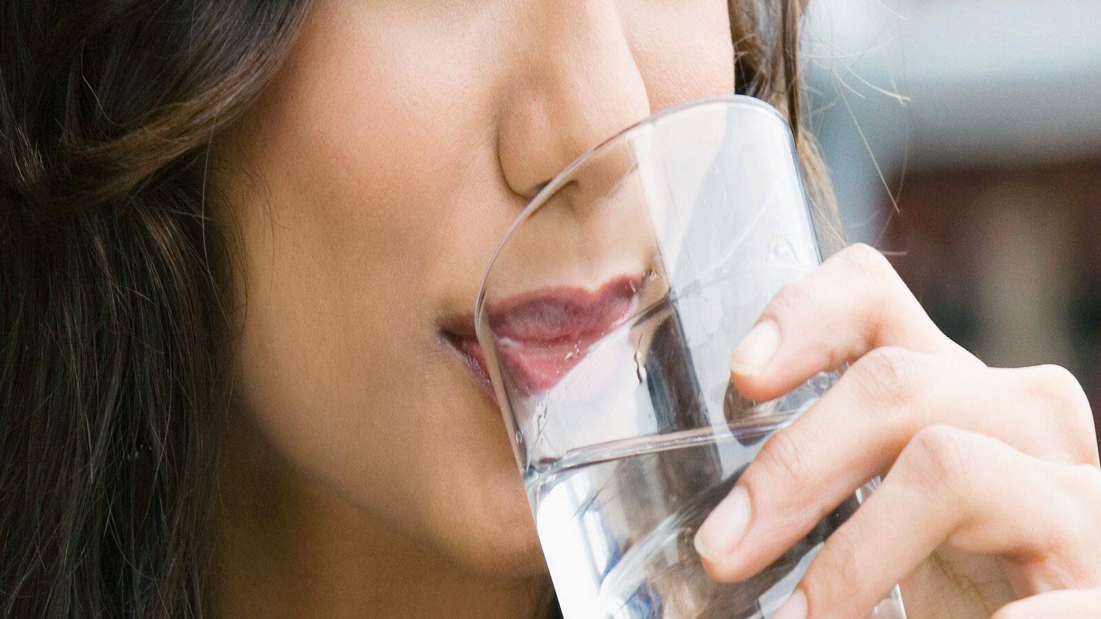 Drink Luke Warm Water: ঘুমের আগে এক গ্লাস কুসুম গরম জল! শরীরের অর্ধেক ...