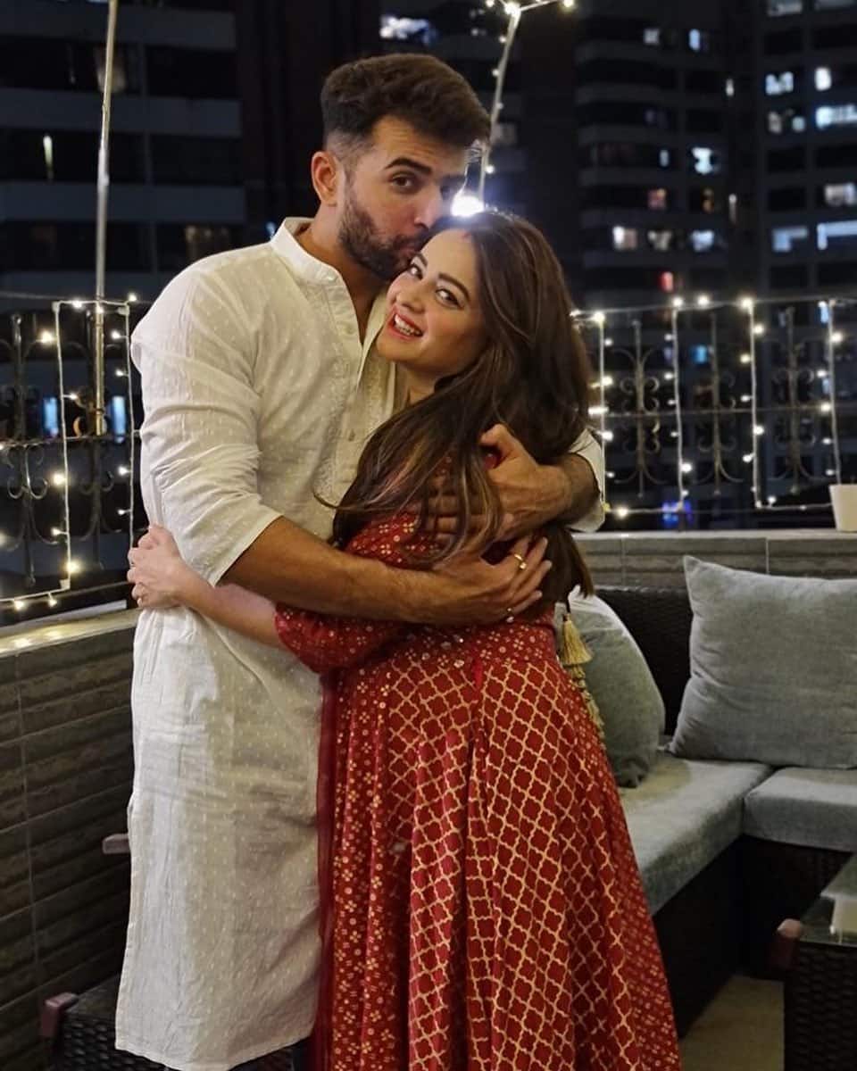 Mahi Vij shares adorable images of her familyবিবাহবার্ষিকীতে স্বামীর ...