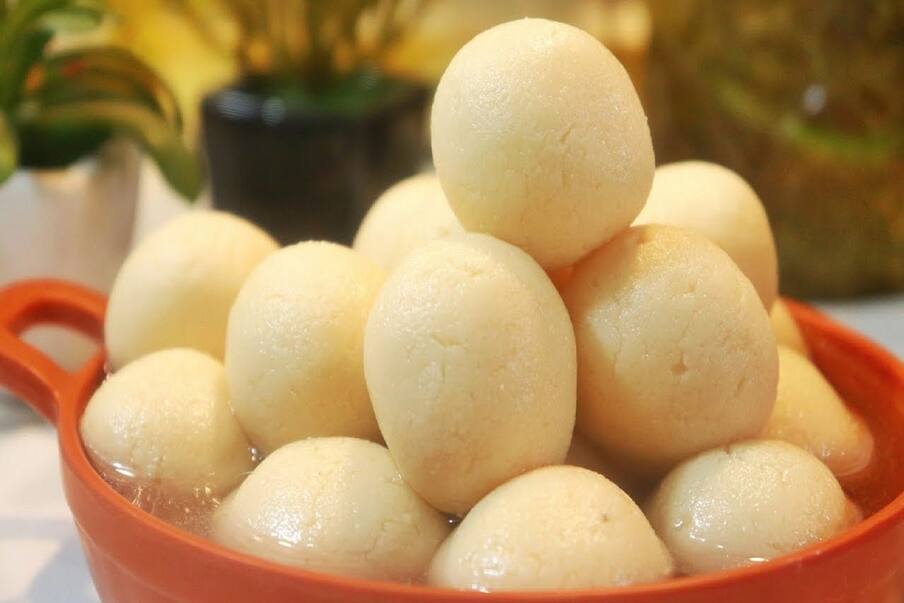 বাড়িতেই সহজ উপায়ে বানান গরম গরম রসগোল্লা ! জেনে নিন সহজ রেসিপি ...