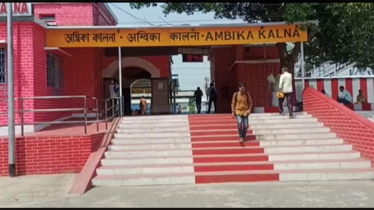 Purba Bardhaman: অম্বিকা কালনা স্টেশনে লোকাল ট্রেনে আগুন, আতঙ্ক | Local ...