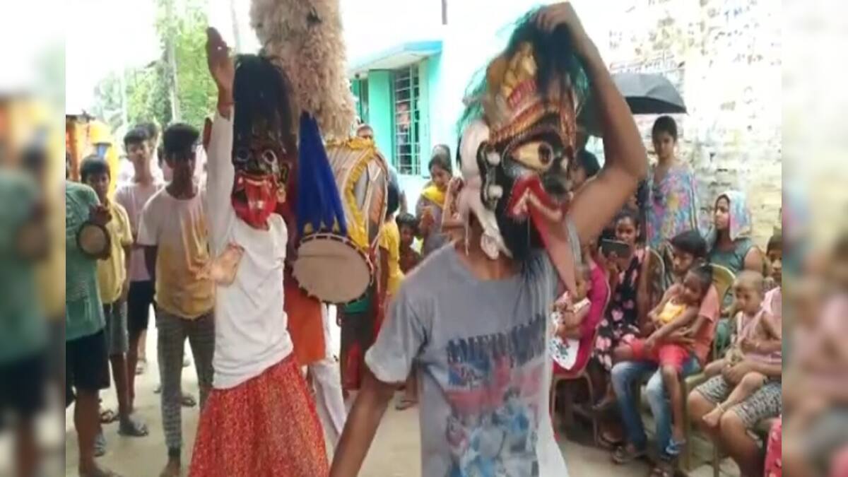Malda: জেলার প্রাচীন গম্ভীরা উৎসব দেখতে মানুষের ঢল | মালদহ - News18 Bengali