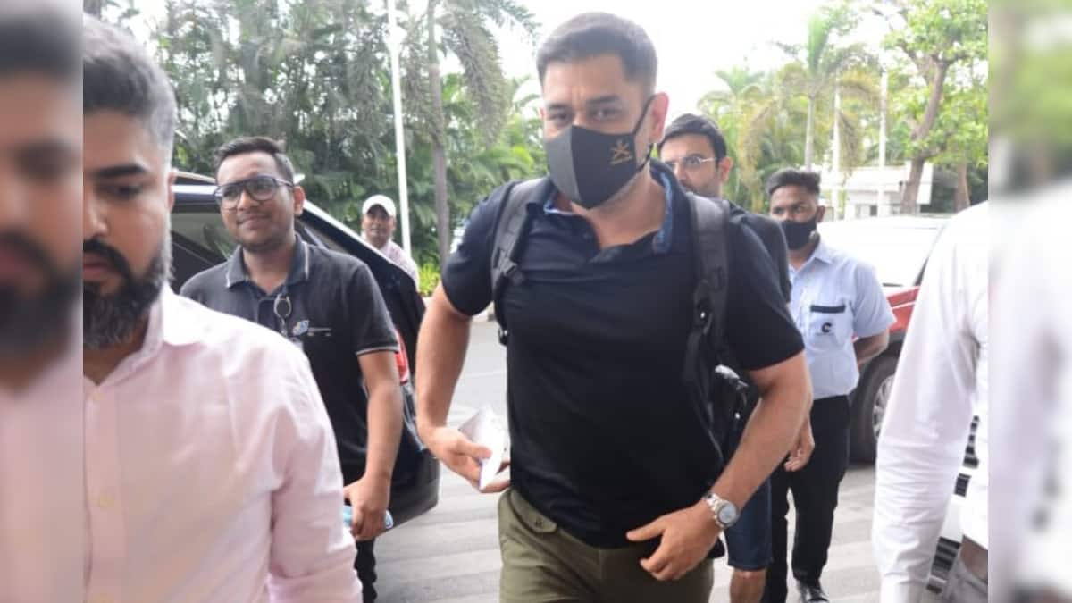 কালো টি-শার্ট, আর্মি গ্রিন ট্রাউজারে ধোনি, আইপিএল অতীত, এবার কি ...