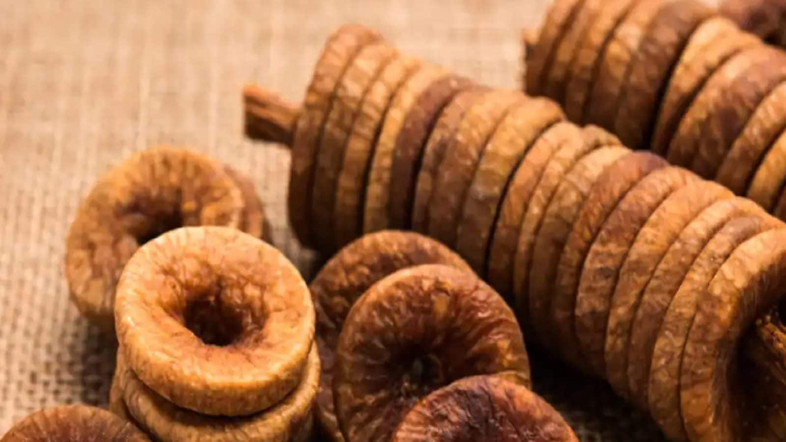 Anjeer Benefits: রোজ রাতে দুধের সঙ্গে এই ফল খেলে দূর হবে অনিদ্রার ...