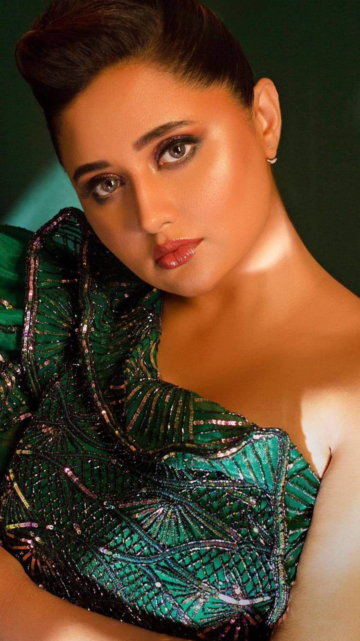 Rashami Desai looks stunning in bold outfitsপোশাকের ফাঁকে উদ্ভাসিত যৌবন ...