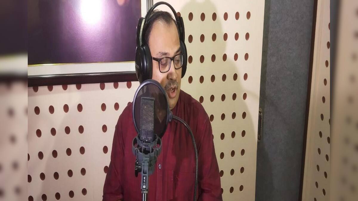 "গাড়ির ট্যাংক ফুল্টু ফাঁকা, তেল ভরিয়ে দে," প্রতিবাদী পুজোর গান গাইলেন ...