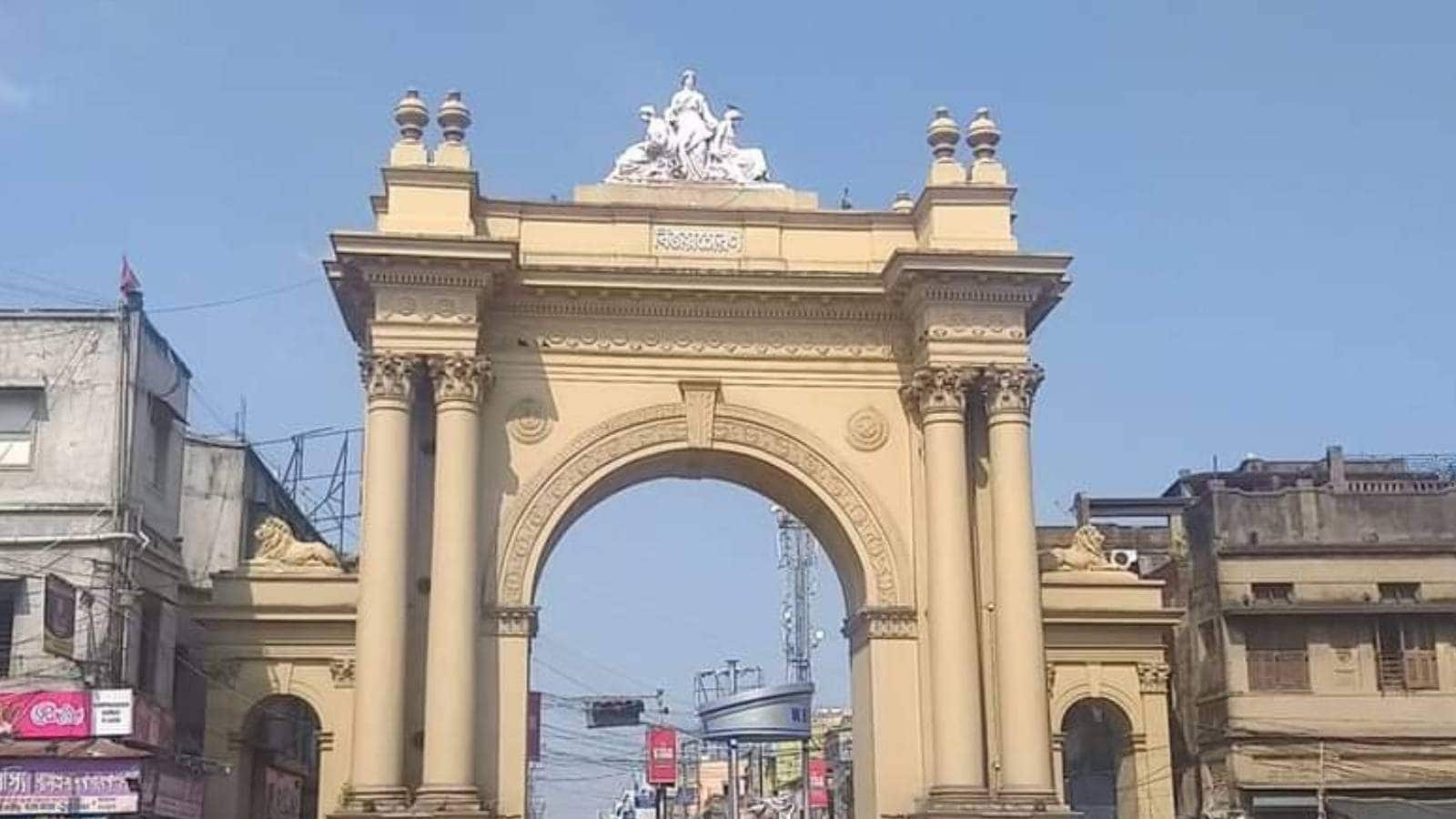 Burdwan residents debate over statues of the then king and queen at ...