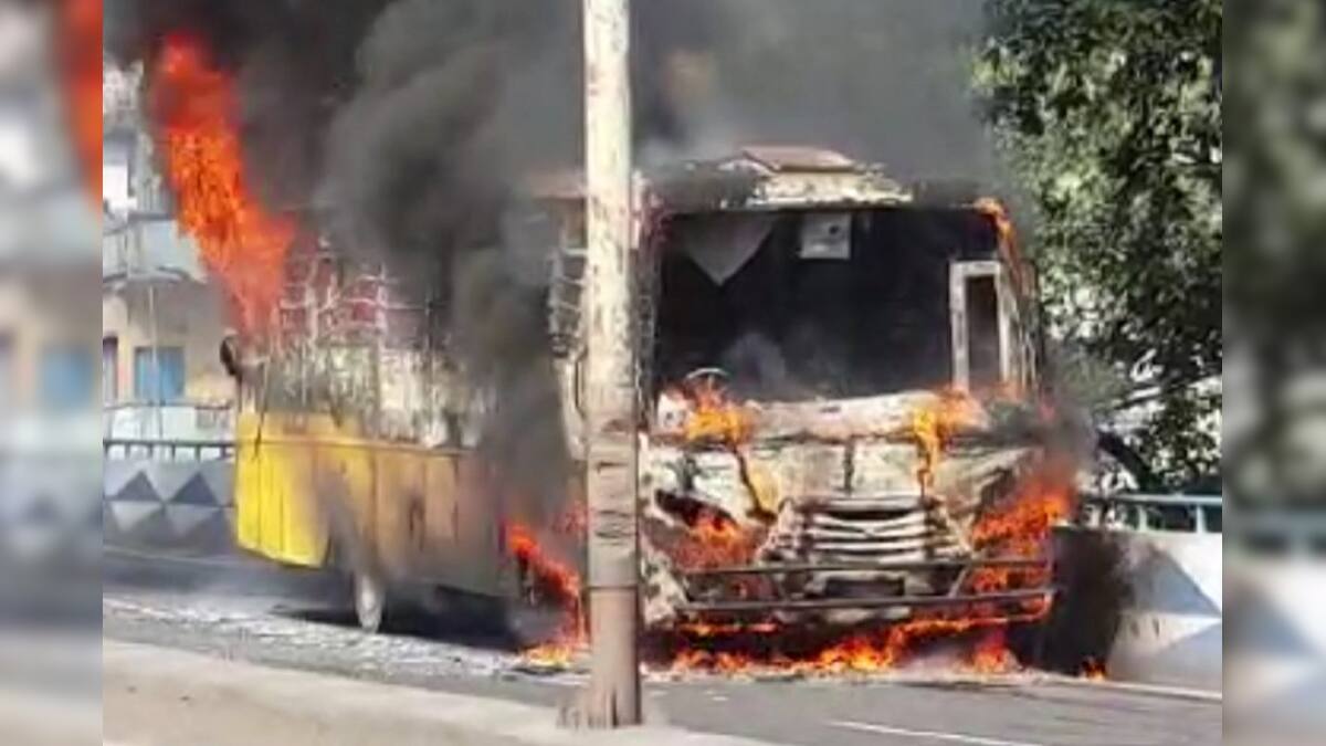 উৎসবের মরশুমে কেলেঙ্কারি শহরে, তারাতলা সেতুর উপর চলন্ত স্কুল বাসে আগুন ...