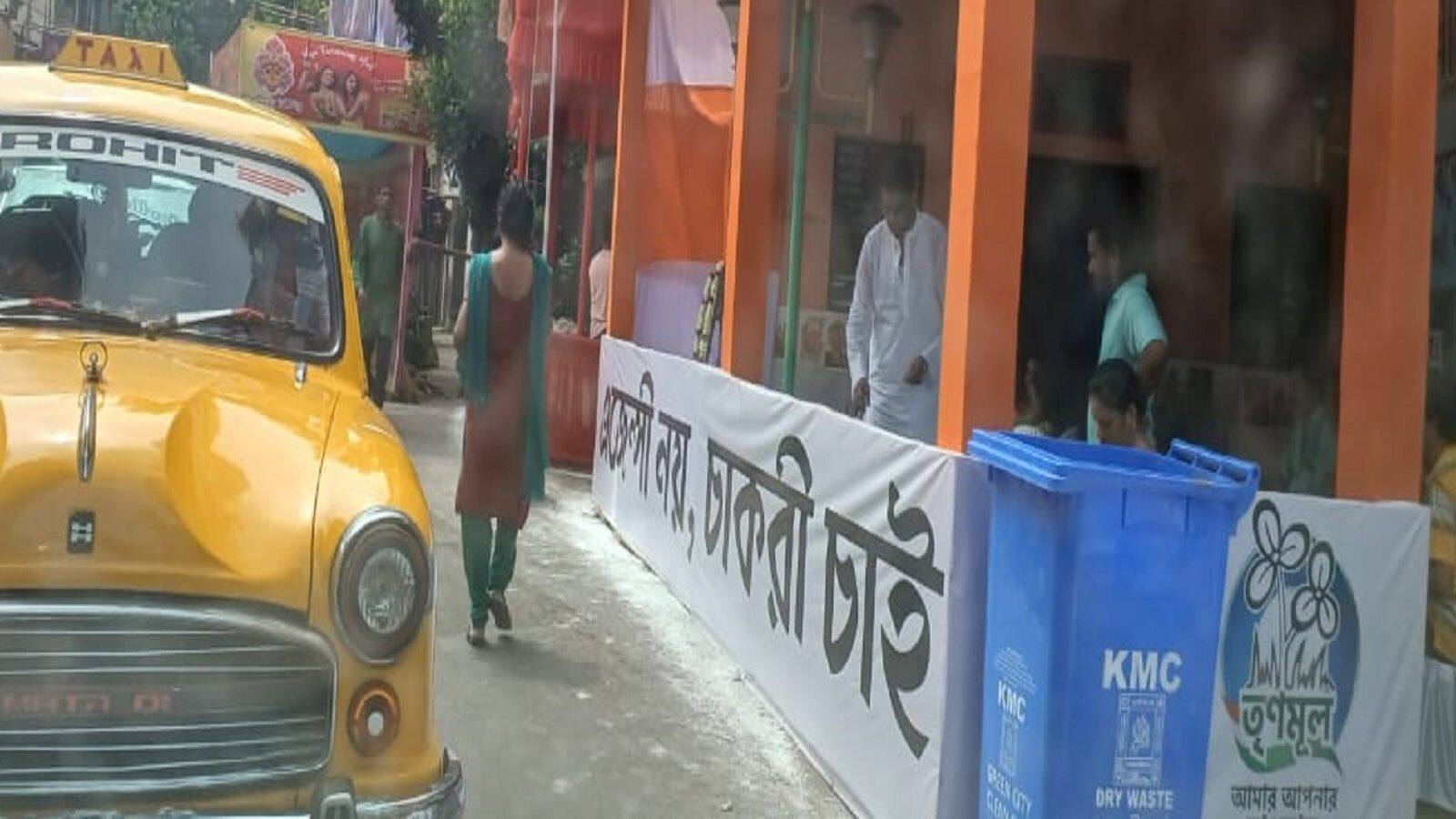 Jaago Bangla Puja Stall Slogan: কেন্দ্রীয় এজেন্সি নয়, চাকরি চাই ...