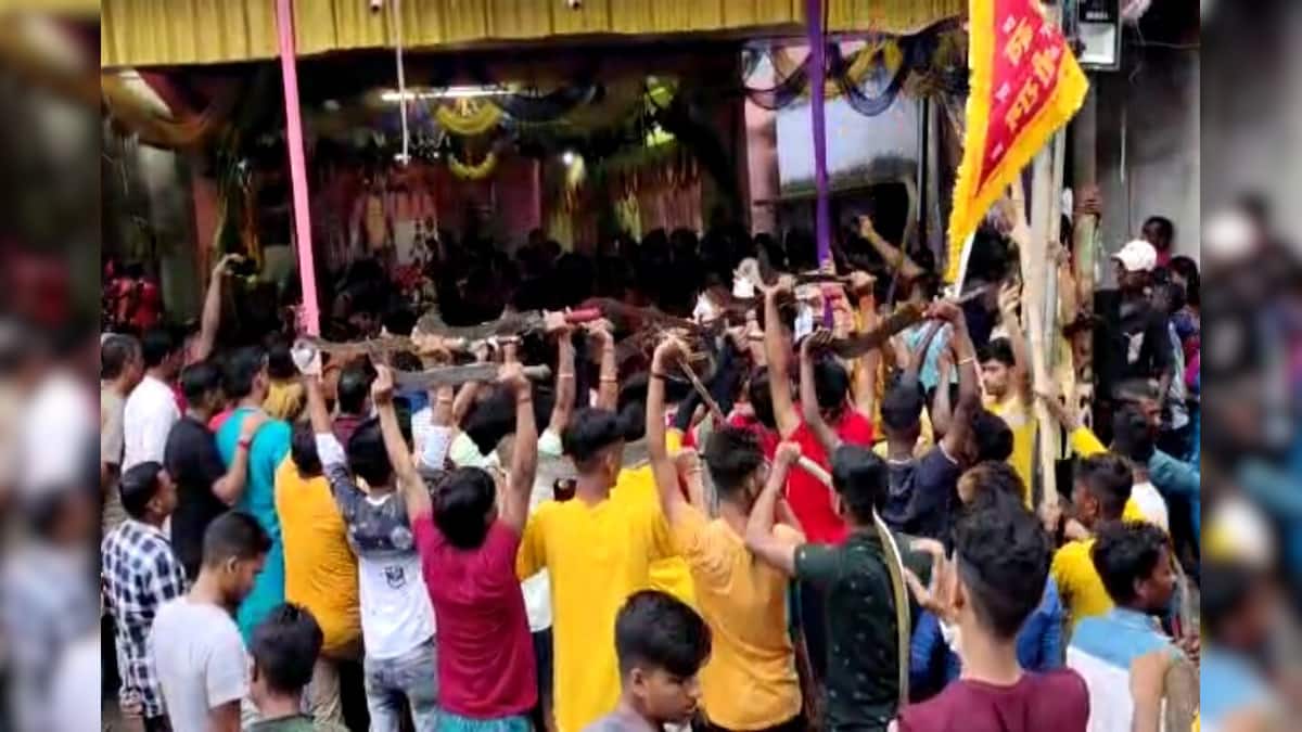 Birbhum News: একদিকে মুষলধারে বৃষ্টি! অন্যদিকে জয়তারা উৎসবে মাতল ...
